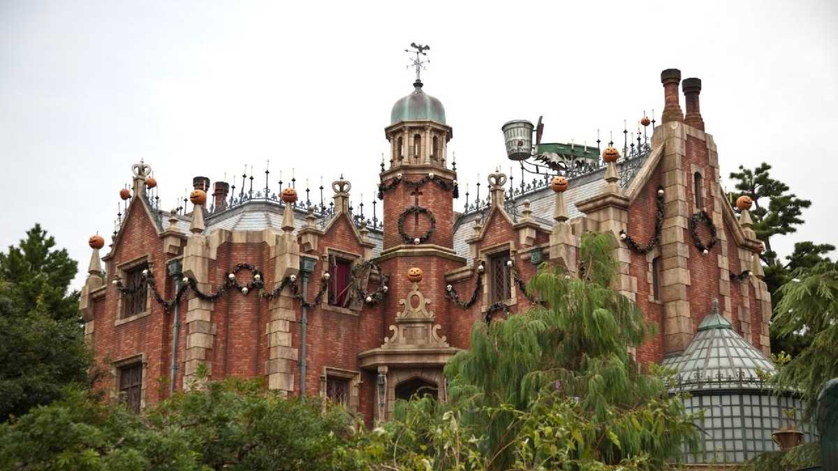 25 Spooky facts from Disney's Haunted Mansion