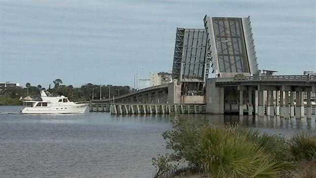 Volusia Co. drawbridge stuck in open position