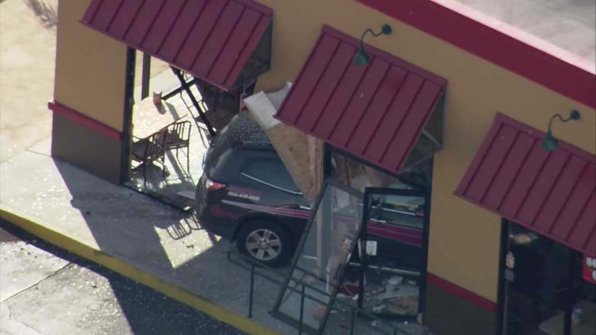 5 hurt when vehicle crashes into Popeyes
