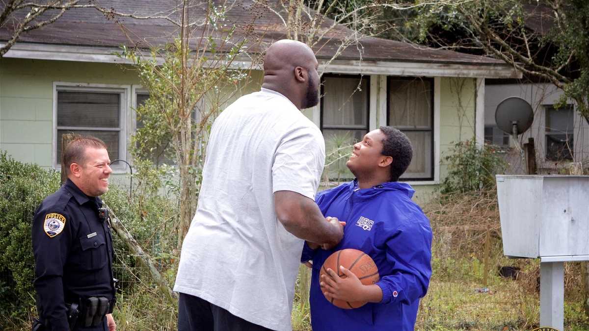 Shaq surprises Gainesville police, kids