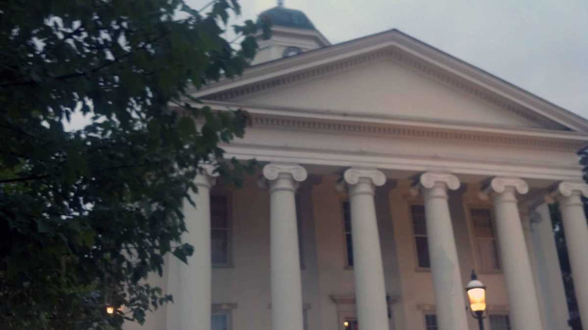 See media gathered outside courthouse