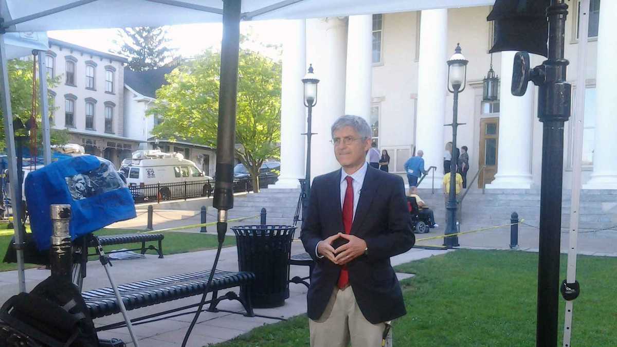 See media gathered outside courthouse