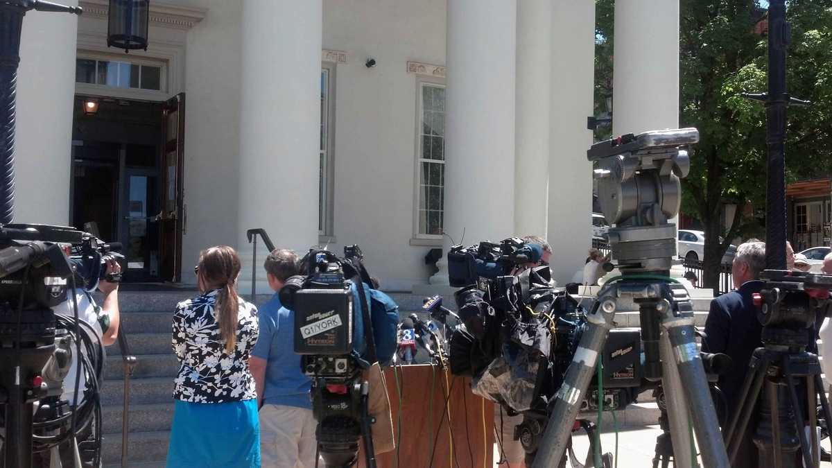 See media gathered outside courthouse