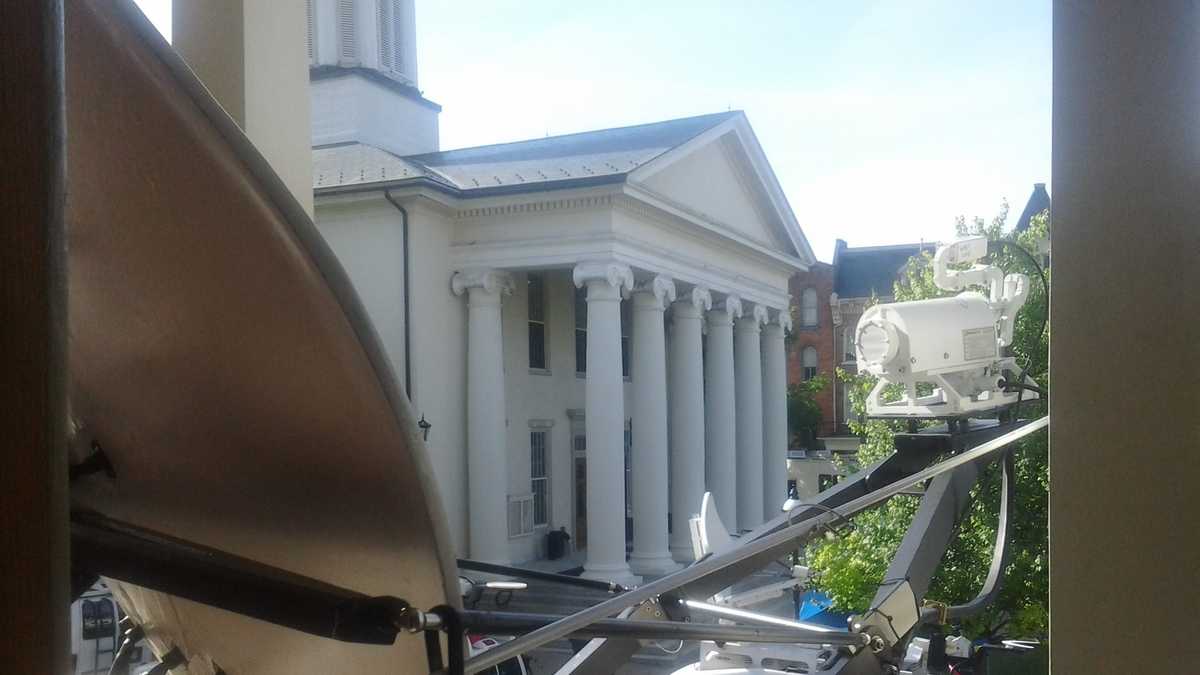 See media gathered outside courthouse