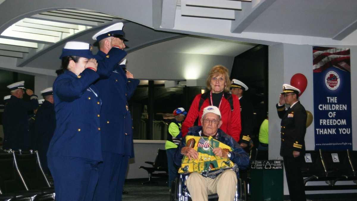 Images: Heroes welcome for WWII vets returning from Honor Flight