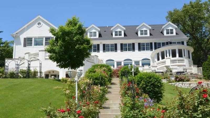 This Wisconsin lakefront mansion has style