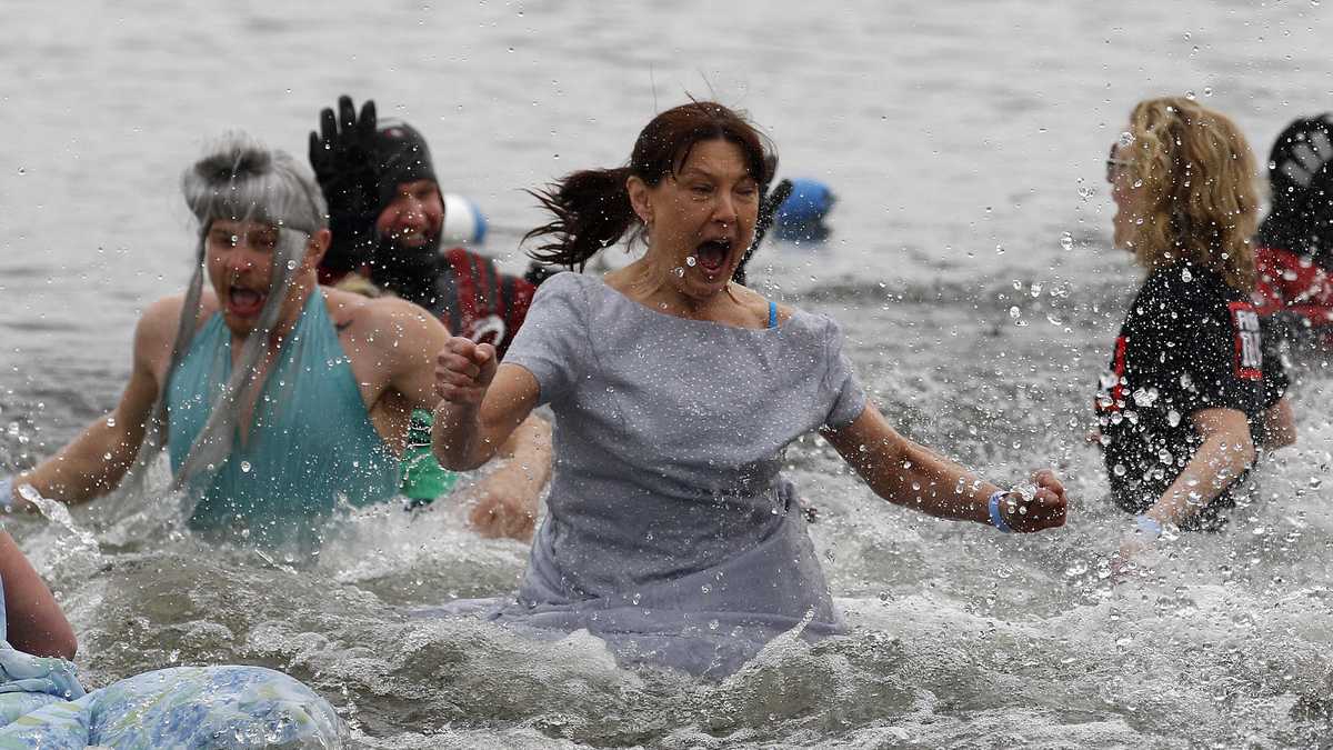 Revelers, safety crews prepare for New Year's dip in the Lake