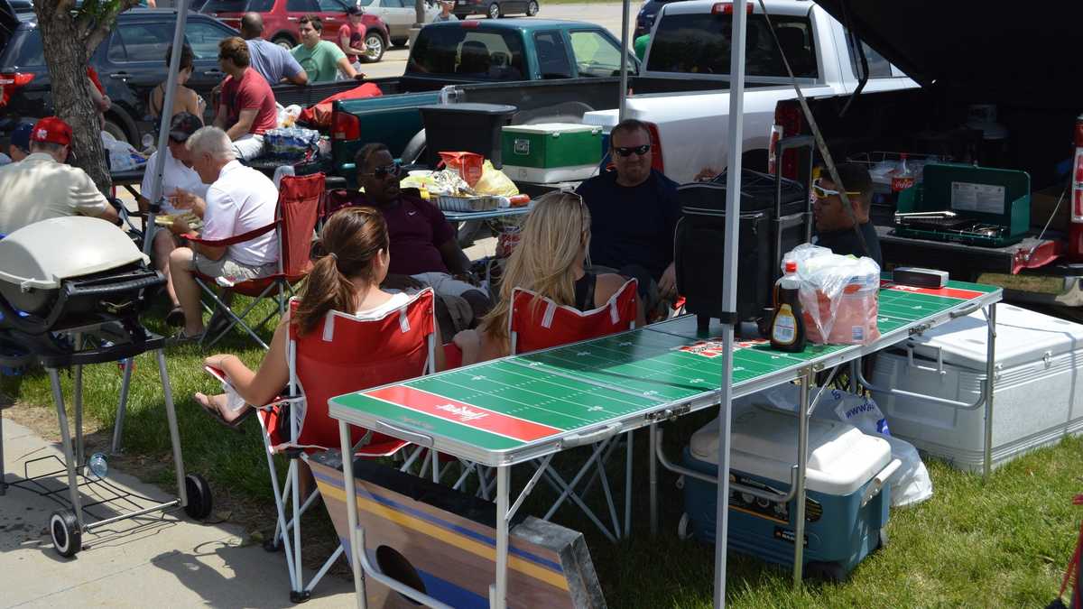 Images: Louisville baseball fans tailgate before College World Series ...