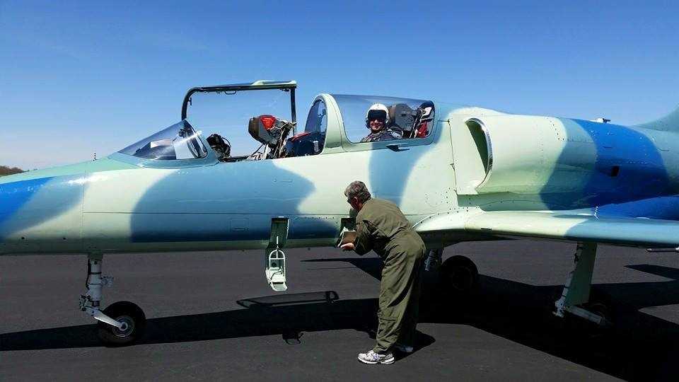 Rick Van Hoose flies in L39 Albatros