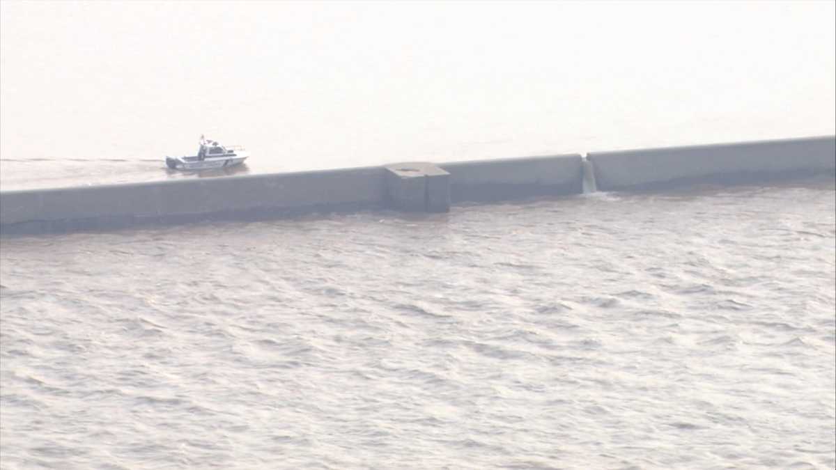 Images from rescue, recovery after pontoon boat capsizes