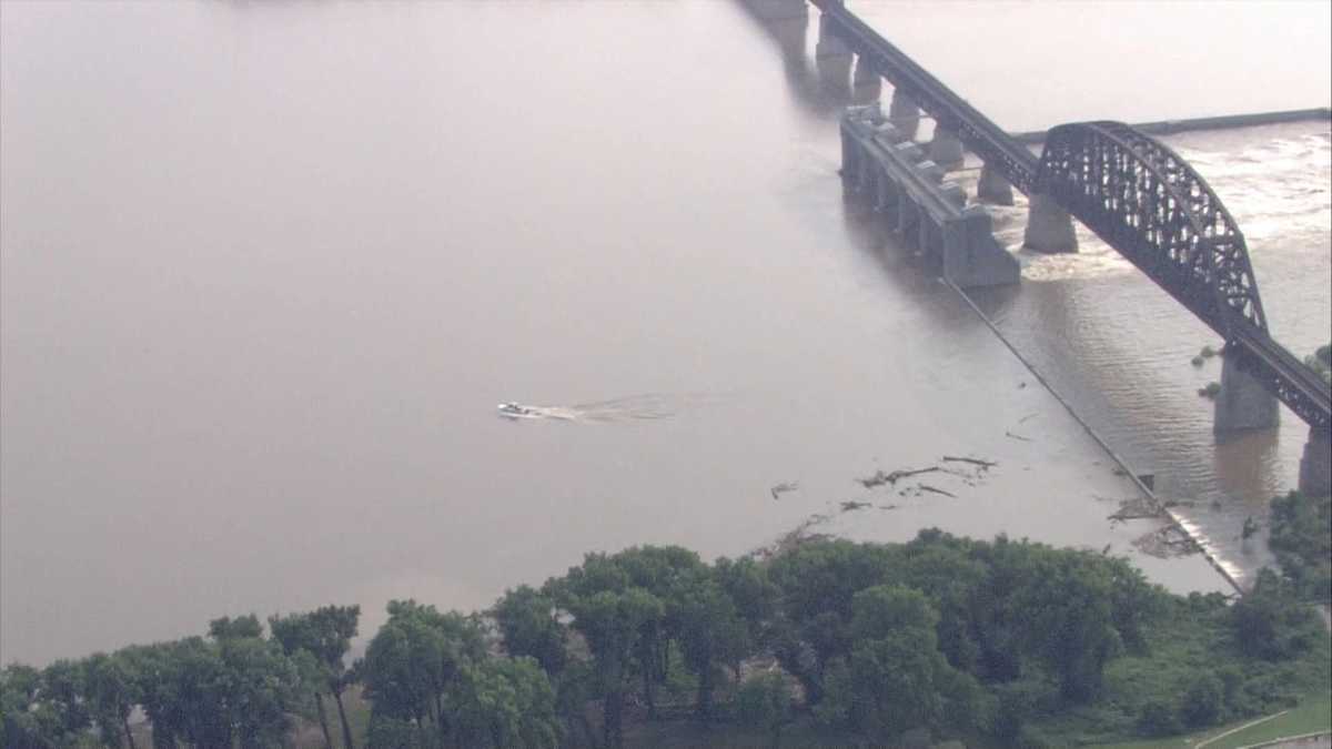 Images from rescue, recovery after pontoon boat capsizes