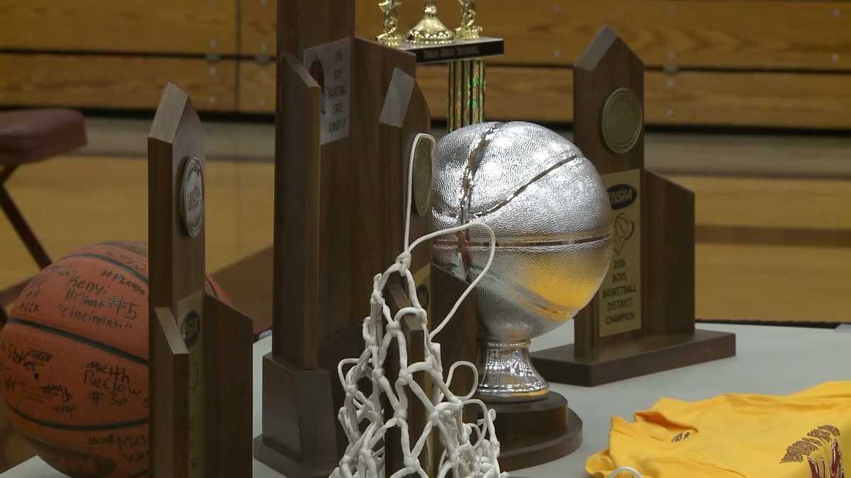 IMAGES: Doss rallies around state runner up basketball team