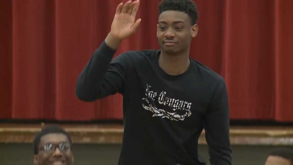 IMAGES: Doss rallies around state runner up basketball team