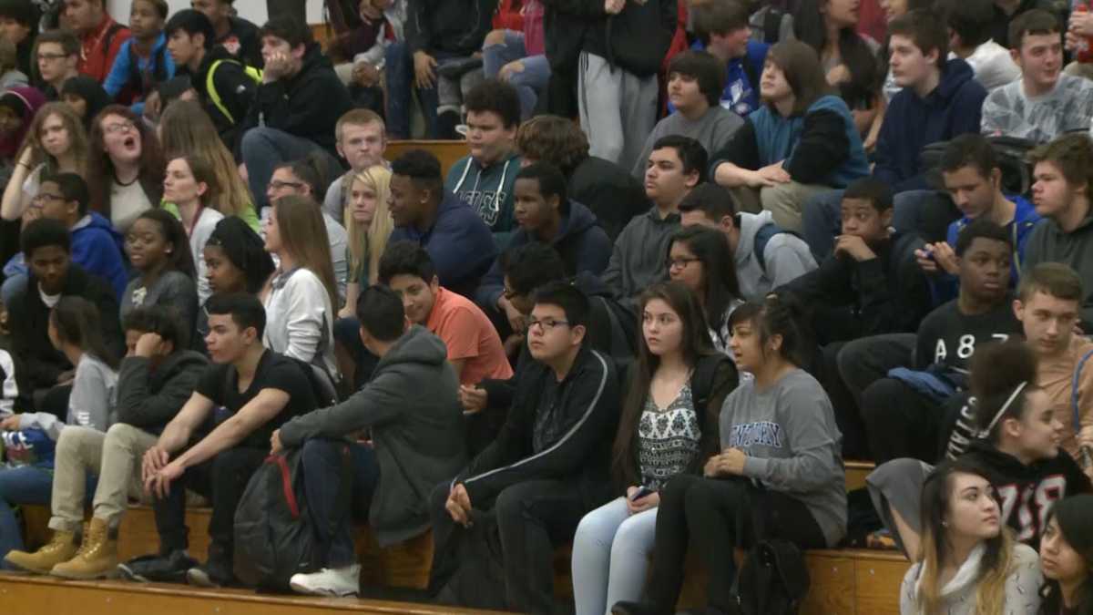 IMAGES: Doss rallies around state runner up basketball team