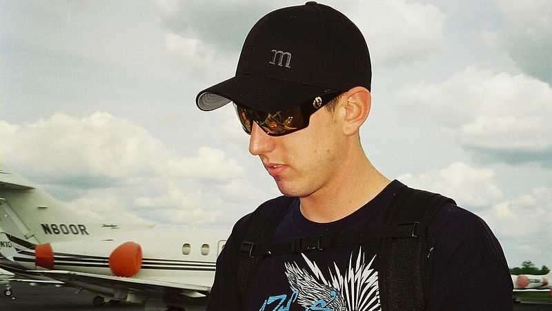 Driver shows off cooking skills at Speedway