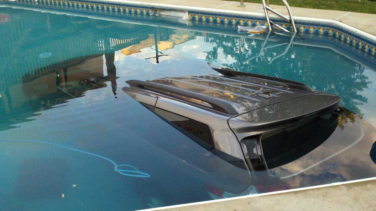 Minivan makes big splash in neighborhood pool