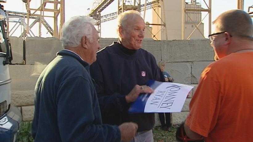 Former Bengals coach Wyche tailgates to support Romney