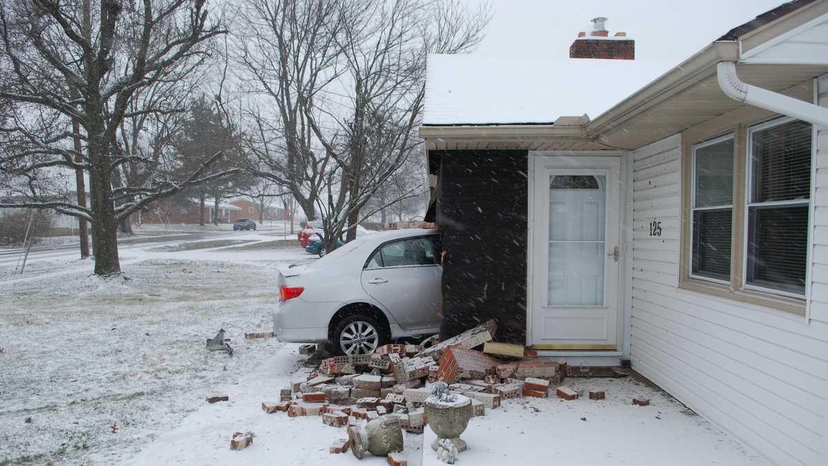 Car hits house in Monroe