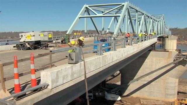 Crews resume slide of new Ohio River bridge