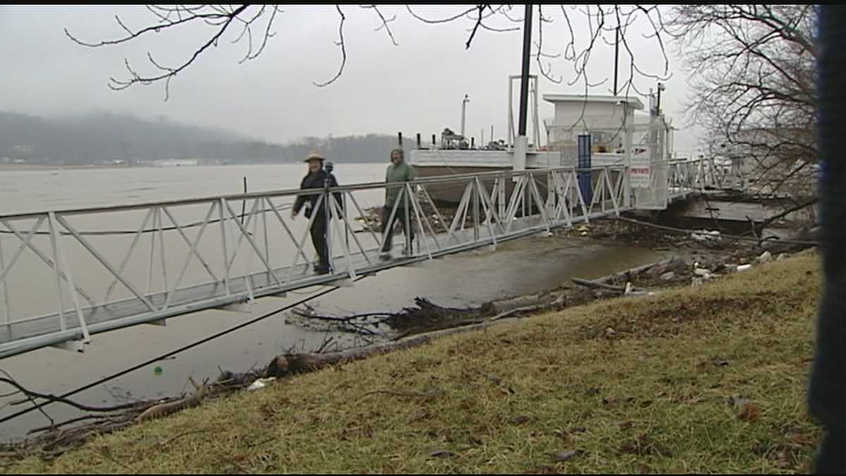 Ohio River flooding strands Cincinnati marina on shore