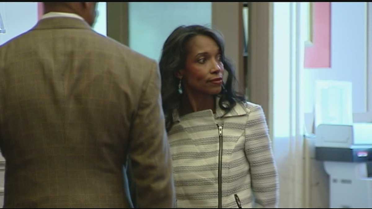 Tracie Hunter retrial delayed after her attorney withdraws from case
