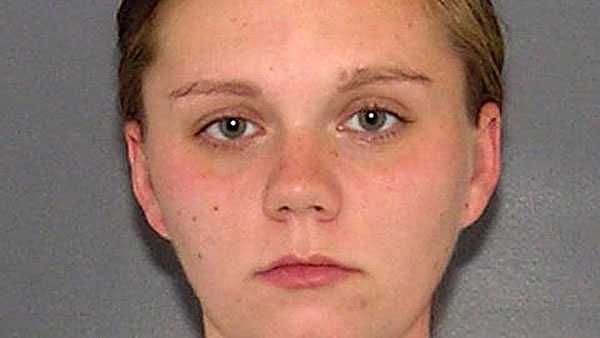 Police: Woman wounds 2 in attempt to steal purse outside store