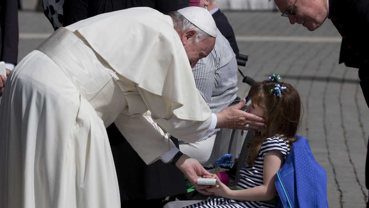 Pope Francis blesses eyes of 5-year-old Ohio girl going blind