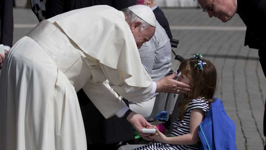 Pope Francis blesses eyes of 5-year-old Ohio girl going blind