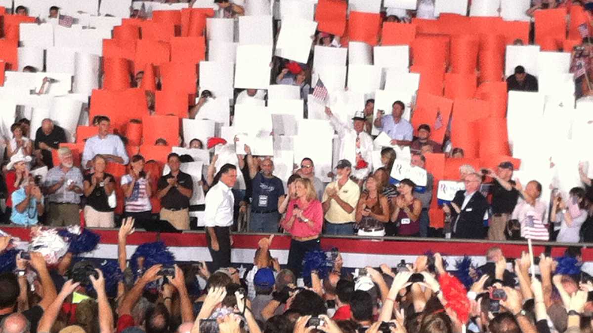 Photos: Mitt Romney holds New Hampshire rally