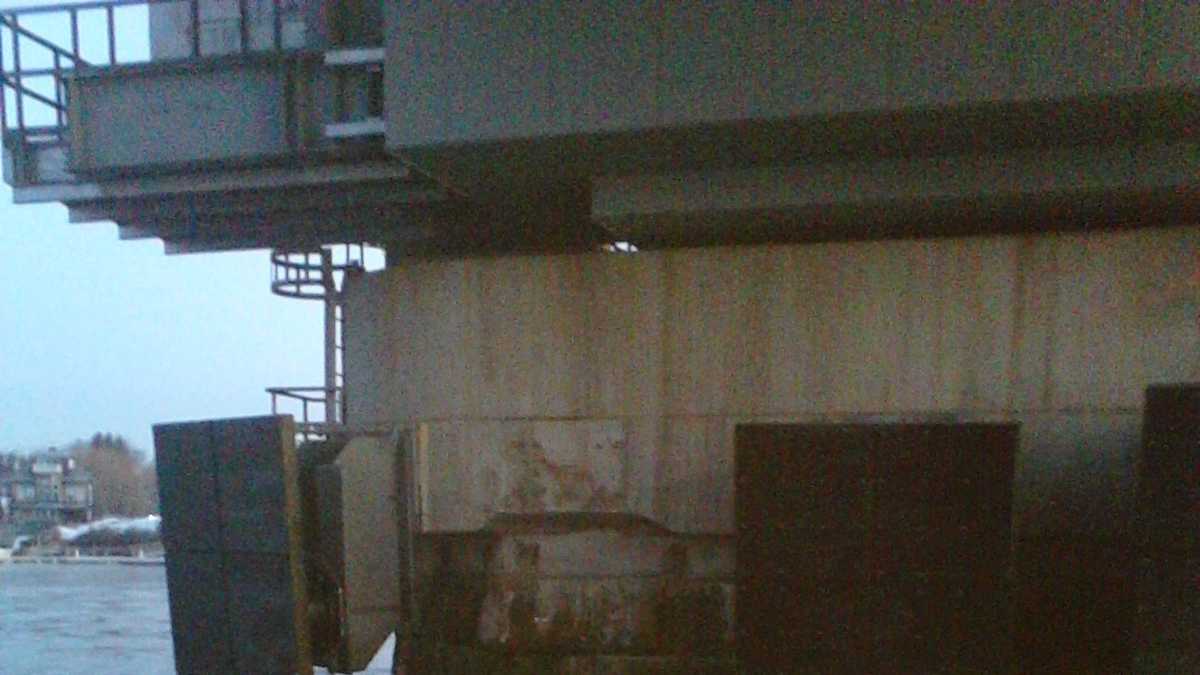 Oil tanker hits Memorial Bridge pier