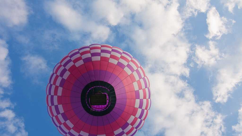 Images capture explosions as hot air balloon crashes