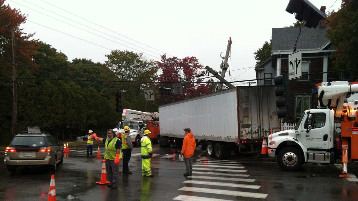Tractor-trailer hits utility pole at major Portland intersection