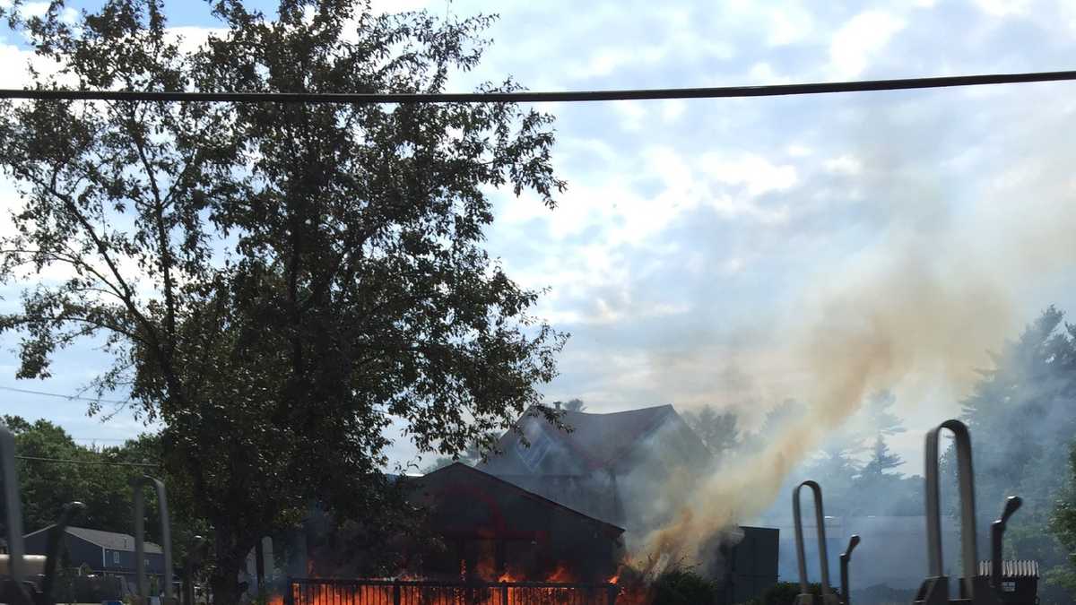 Crews respond to fire at Domino's in Windham