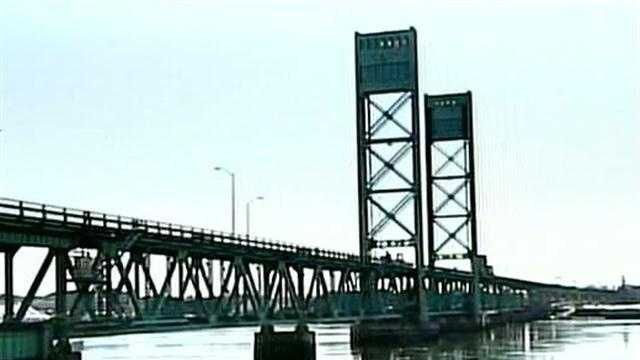Lightning strike shuts down Sarah Long Bridge