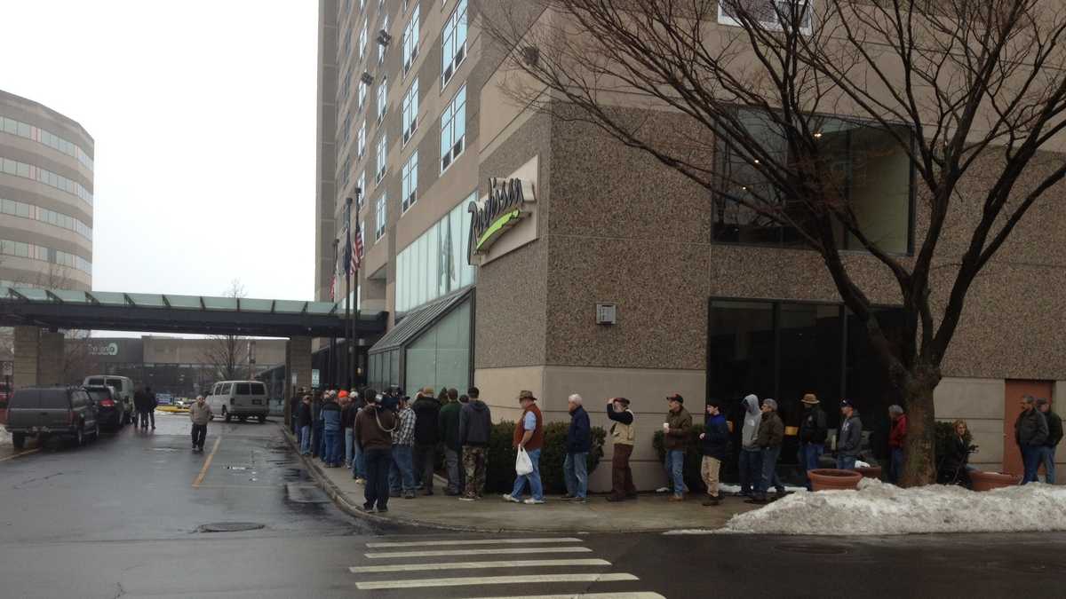 Gun control fears spur long lines at Manchester gun show