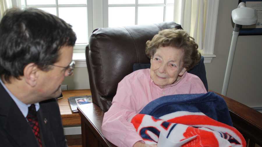 Woman who opened old Memorial Bridge will open new one