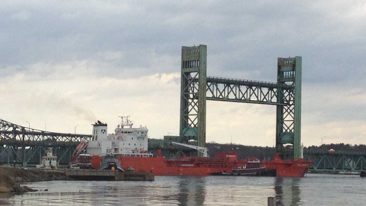 Images: Collision between ship and Sarah Long Bridge