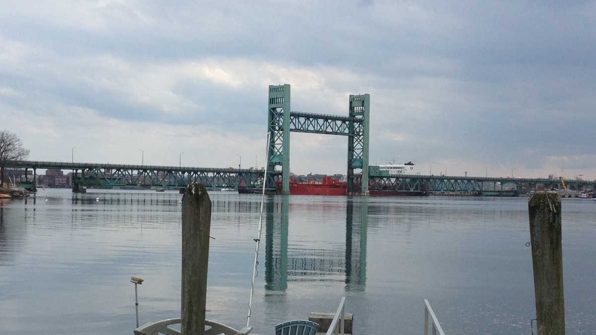 Images: Collision between ship and Sarah Long Bridge