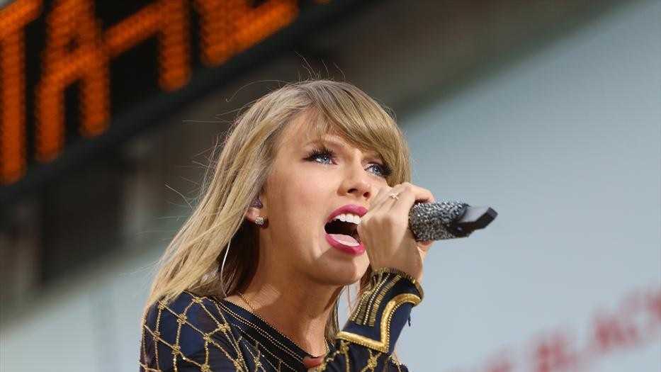 Photos: Taylor Swift performs on Good Morning America