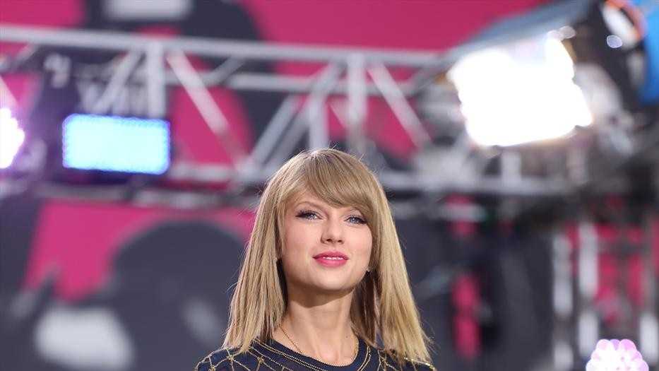 Photos: Taylor Swift performs on Good Morning America