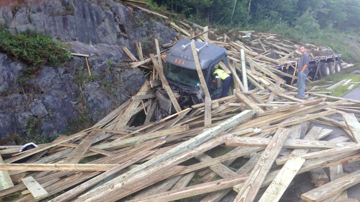 Tractor Trailer Crashes Spilling Lumber On I 95 In Maine