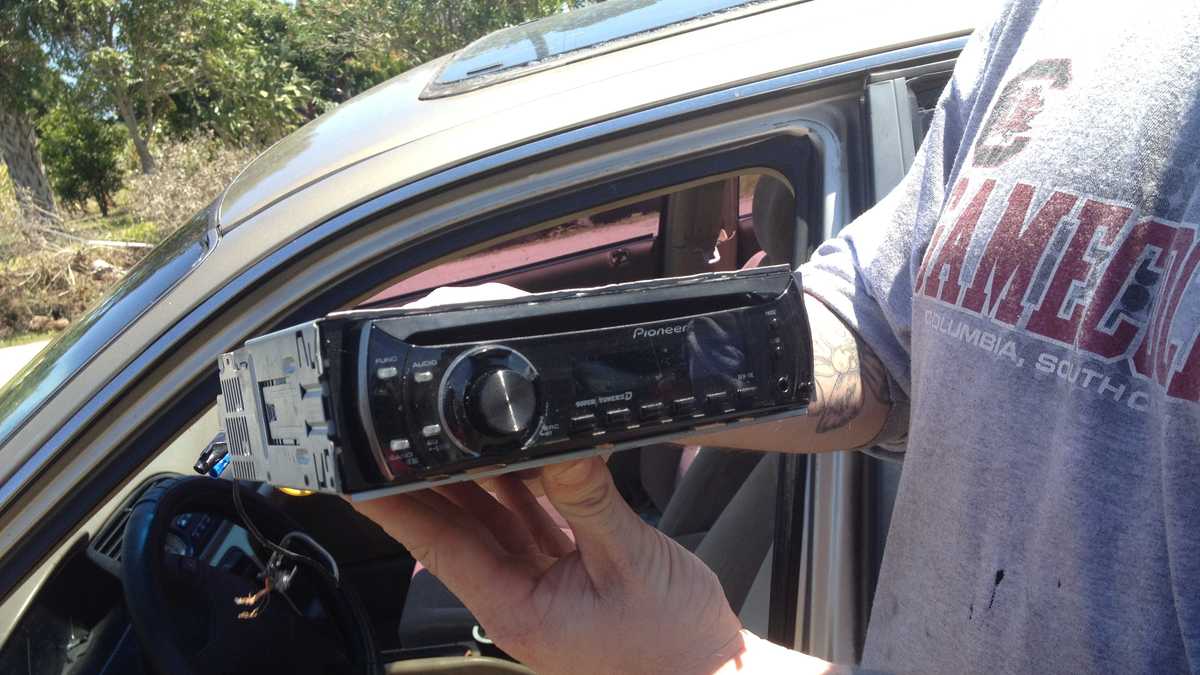 Car burglary victim chases 2 suspects who stole radio