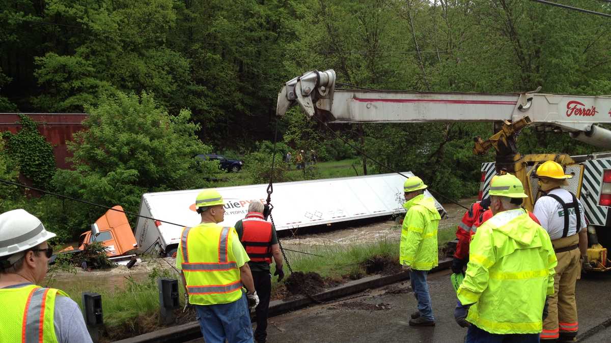 Tractor-Trailer crashes into creek in Shaler