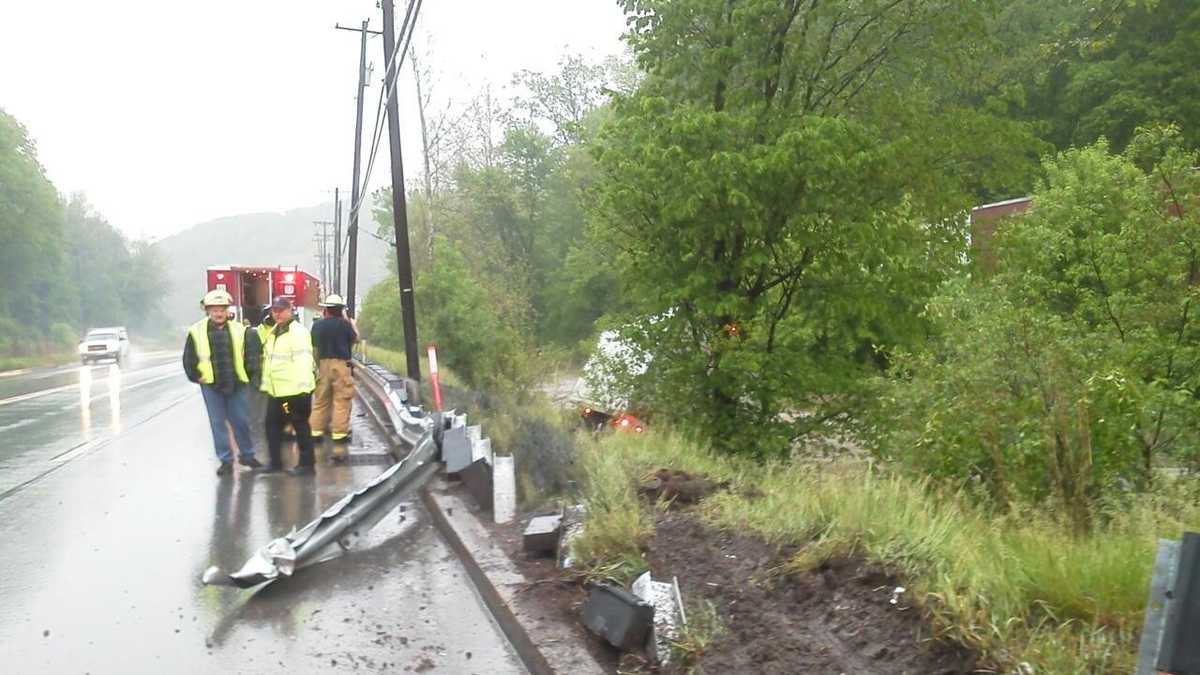 Tractor-Trailer crashes into creek in Shaler