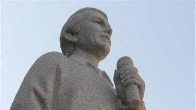 Perry Como statue silenced