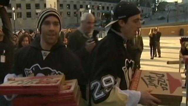 (VIDEO) Penguins deliver pizzas to fans in student rush line