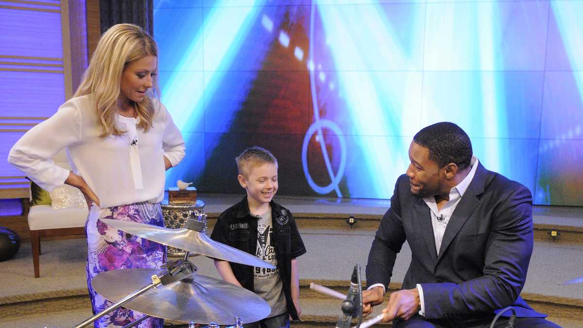 (PHOTOS) Avery on "Live with Kelly and Michael"