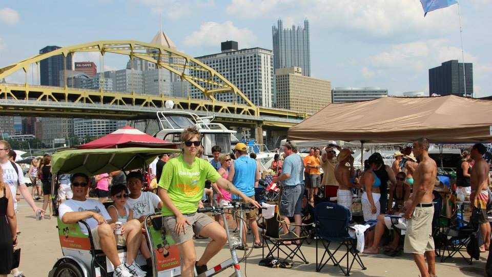 Kenny Chesney Concert: Tailgating Fans on the North Shore