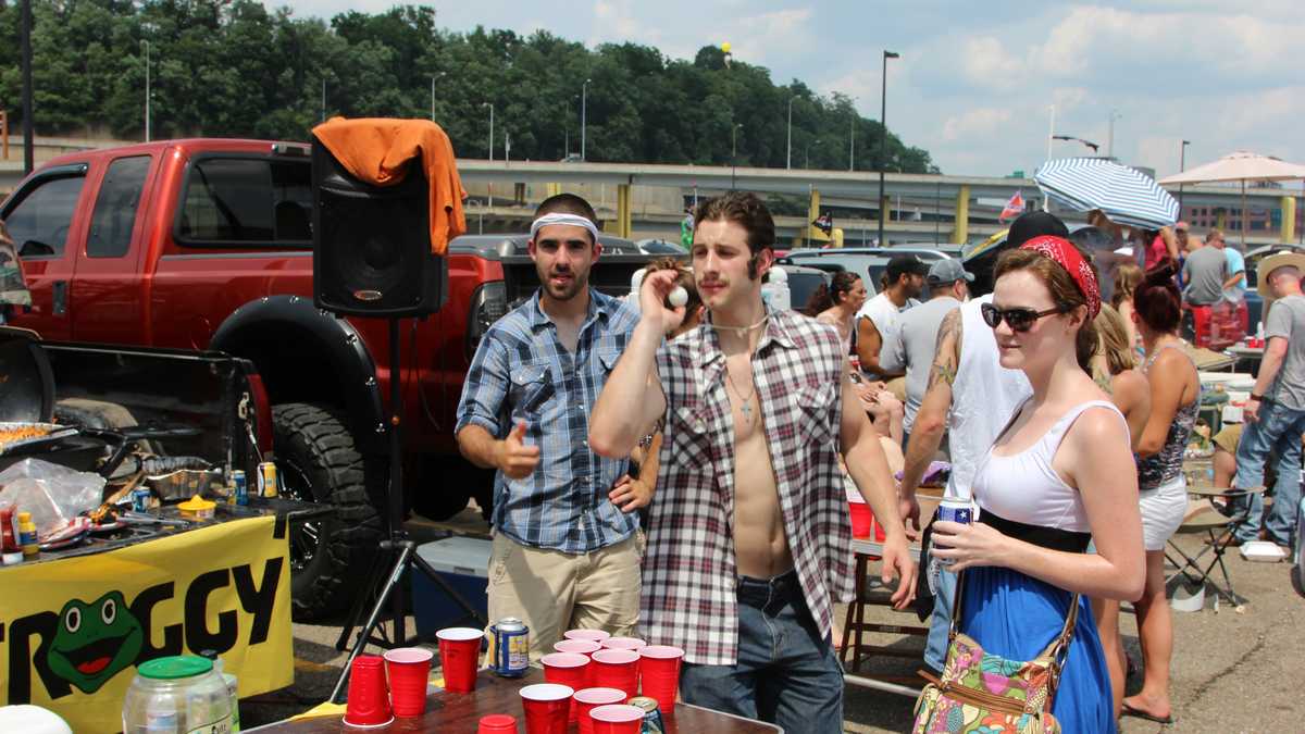 Kenny Chesney Concert: Tailgating Fans on the North Shore
