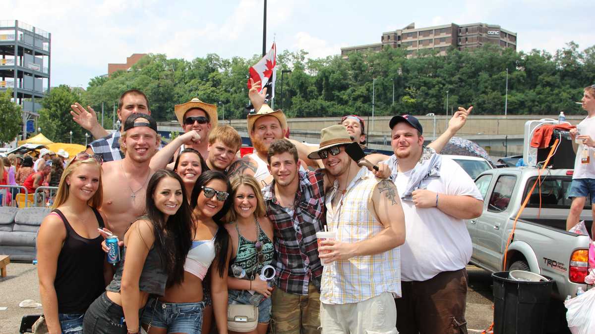 Kenny Chesney Concert: Tailgating Fans on the North Shore